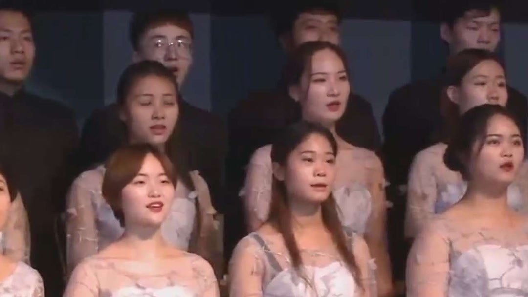 大学毕业典礼上惊现歌神,硬是把晚会唱成了音乐会,简直好听炸了