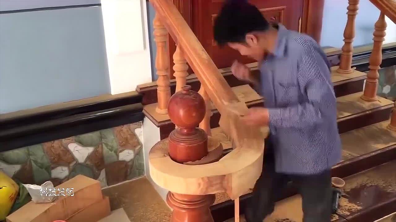 实拍老师傅实木楼梯扶手做拐弯,网友:没个几年经验真...