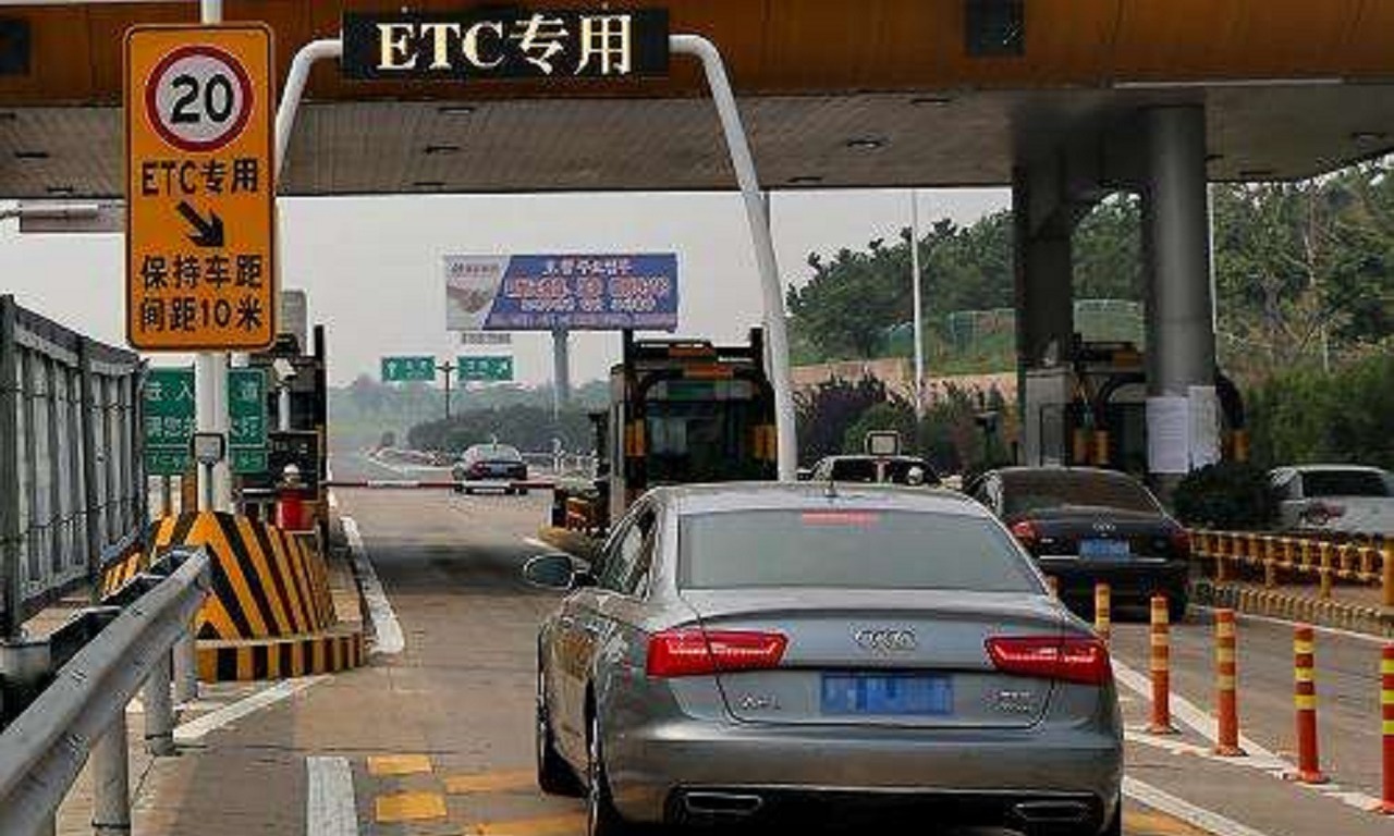 高速误入ETC车道怎么办?交警用这个方法补救,不违章不扣分