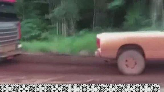 皮卡车动力有多大?深山拉出50吨货车,看完佩服这样动力