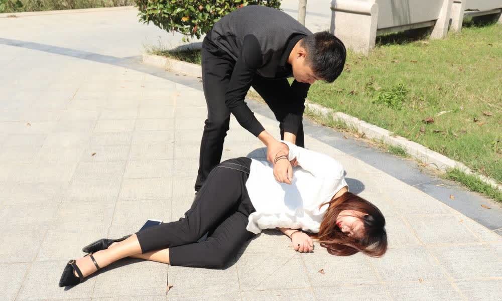 孕妇路边摔倒没人扶,男子推掉工作伸出援手,结局让人感动