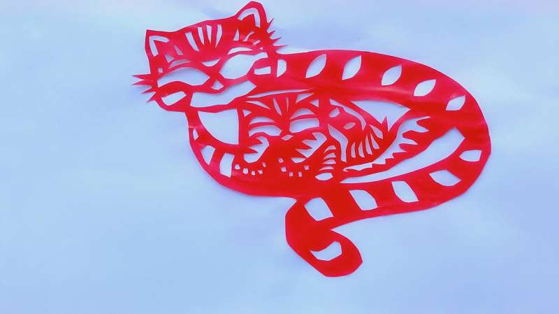 趣味刻纸,简单几步雕刻出躺在妈妈怀里的小猫,刀法简单易学