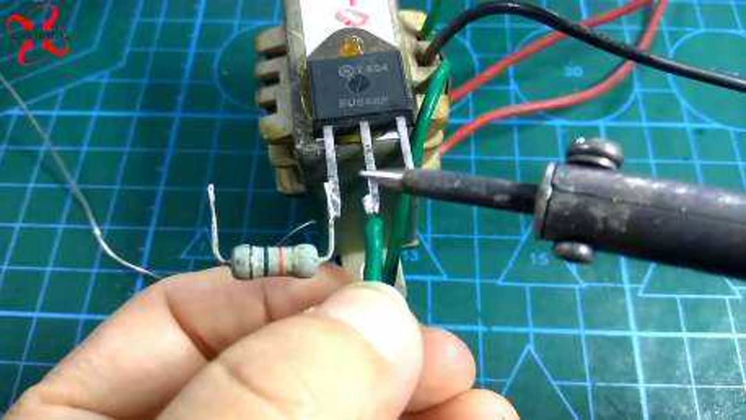 三个元器件能做逆变器吗?简单焊接一下,轻松点亮220VLED灯泡