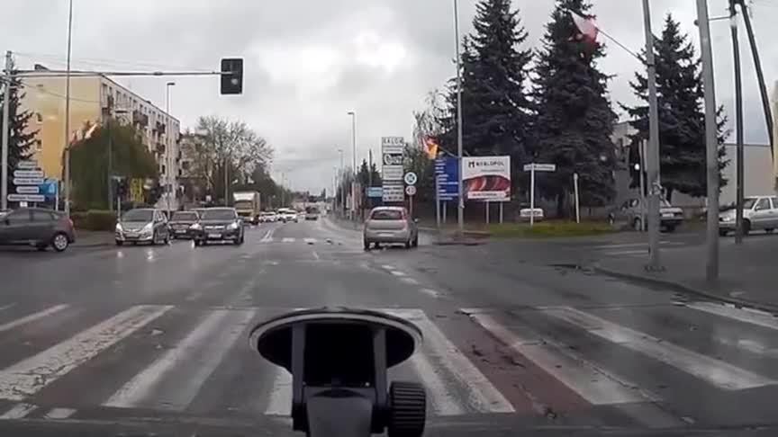 交叉路口飞速疾驰,惨烈相撞!