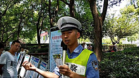 今天上午高淳区公安警察在半池公园宣传禁毒、消防交通安全