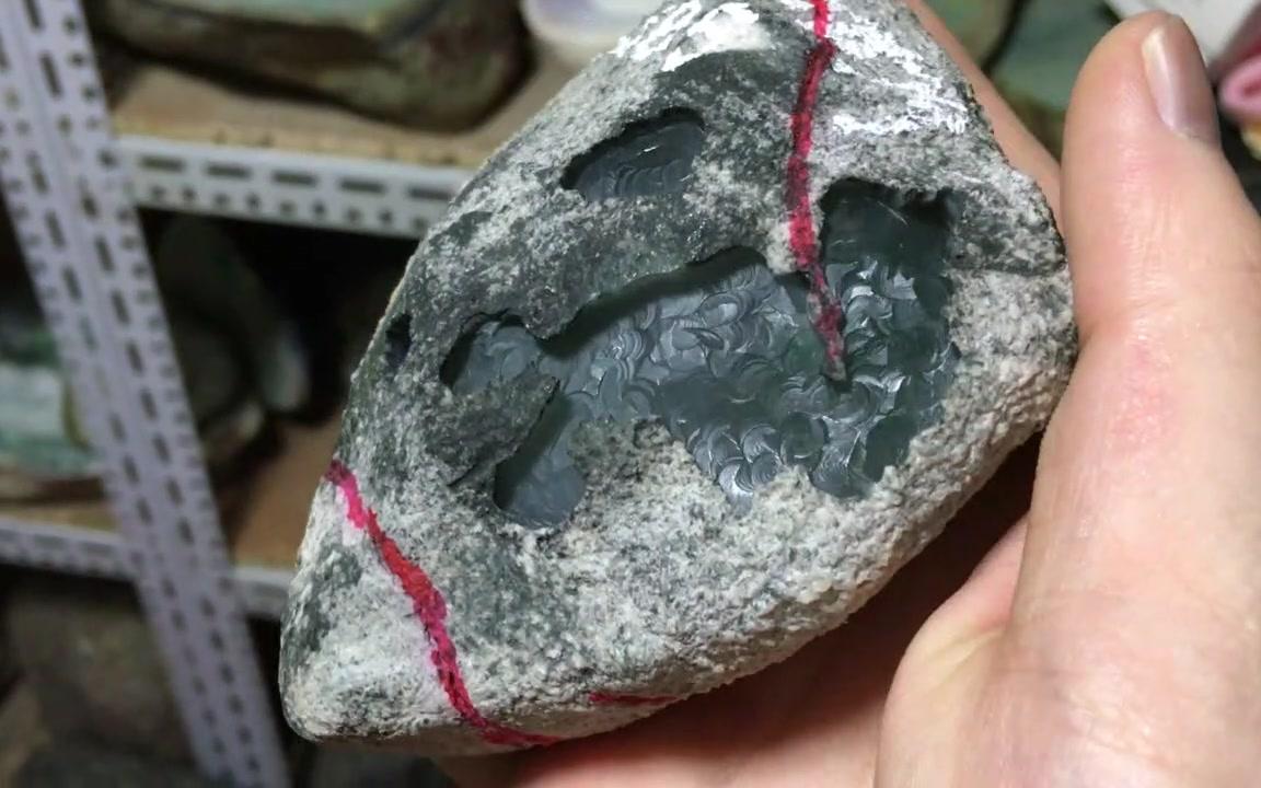 老缅看走眼的翡翠原石,开出满星点点黑芝麻冰种手镯!