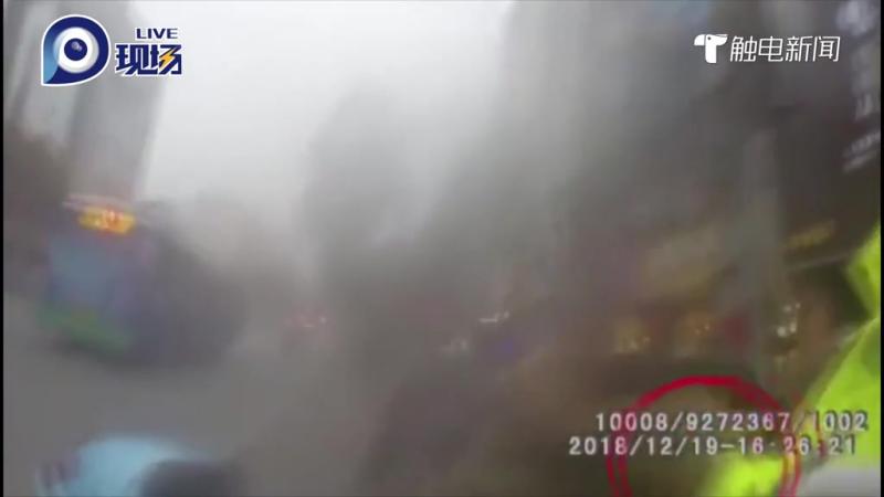 嚣张!女子被查车不服 竟咬交警这个部位