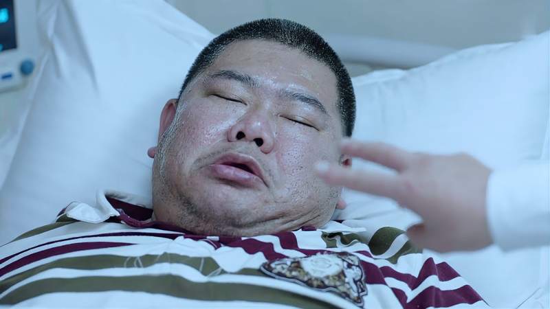 主任询问胖子病情,怎料他和之前说的完全不同,年轻医生慌了