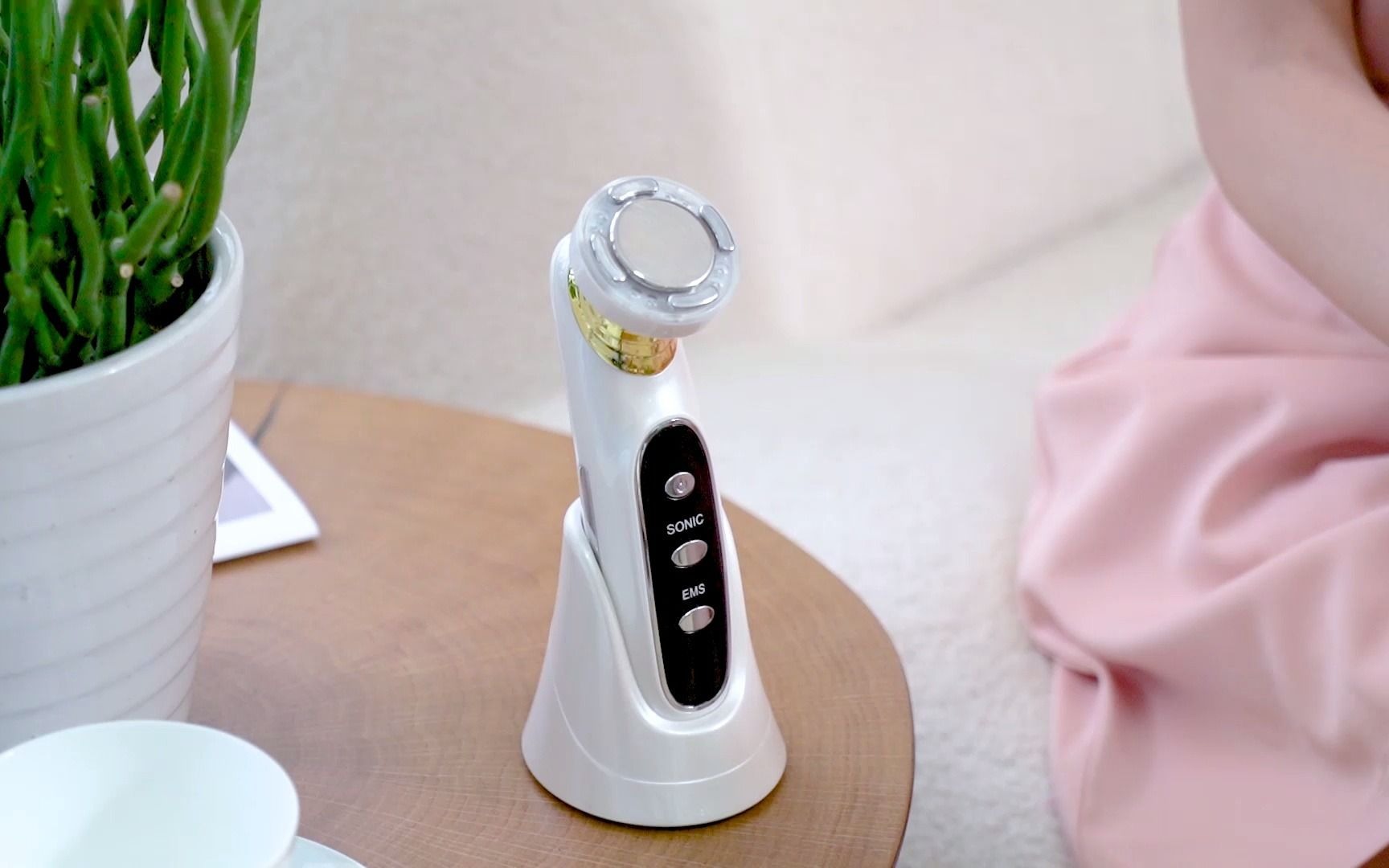 卡酷尚超声波美容仪 一款可雾化的多功能美颜器 使用教程