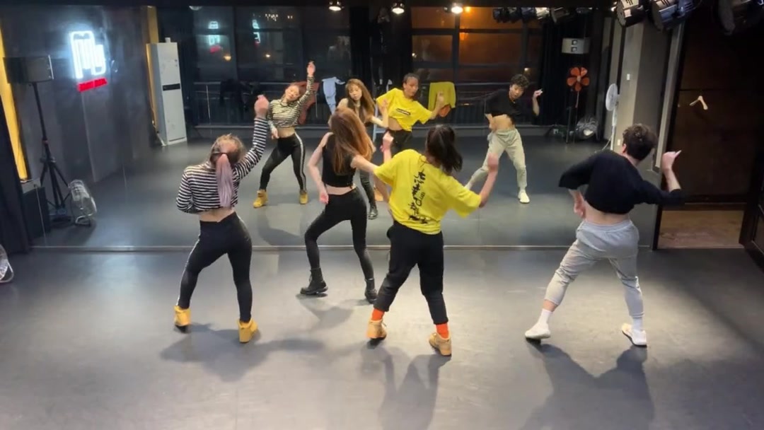 今天晚上尝试扒了下练习室版本的《Pop/stars》和几个朋友临时跳了...