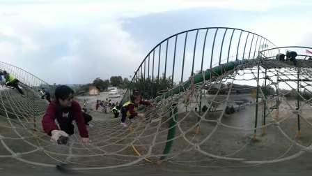 草堂幼儿园拓展活动之高空爬梯