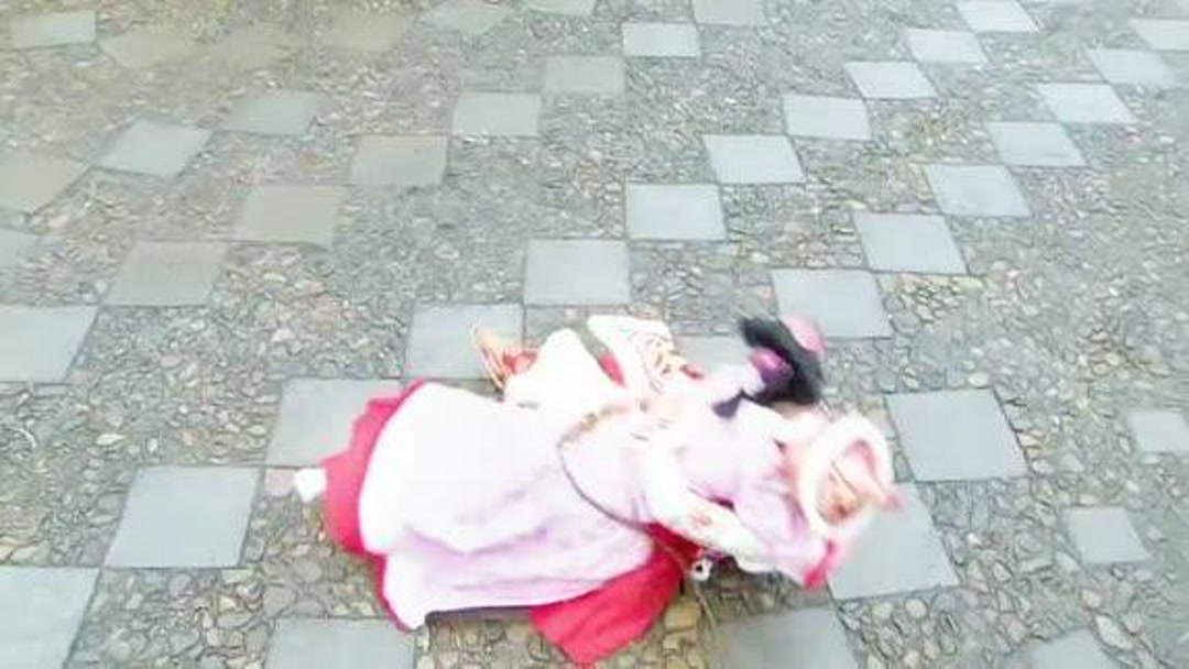 小燕子塞娅比武,小燕子技不如人竟耍赖,一屁股坐在塞娅身上
