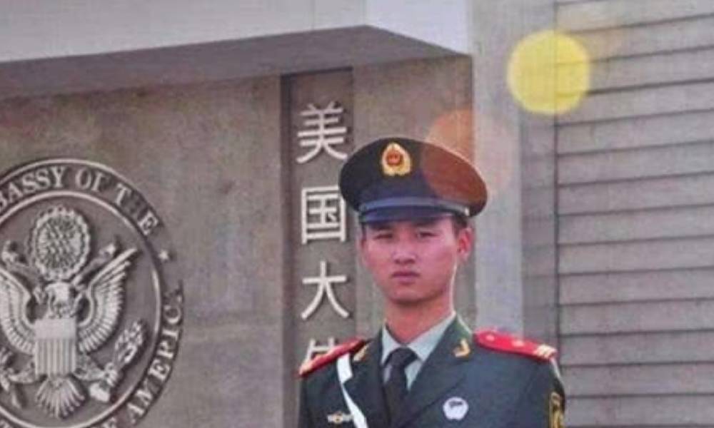 美国大使馆门口为何是中国人站岗?网友:这特例只有中国有!