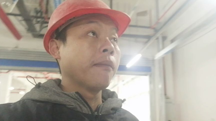 远看要饭的,近看原来做抗震支架的。唉!