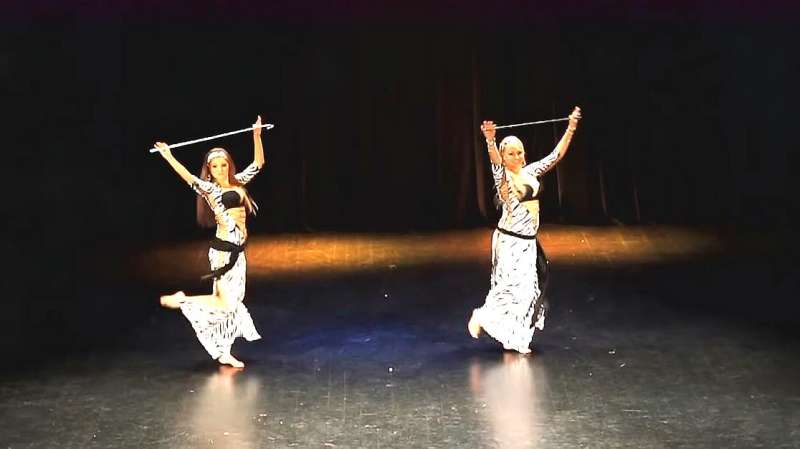 肚皮舞晚会上,两位美女风情的表演,撩人心扉!