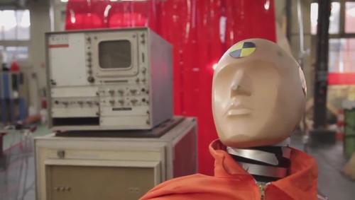 为了解睡钉床的秘密,测试员找到气功大师,学习睡钉床的诀窍#探索