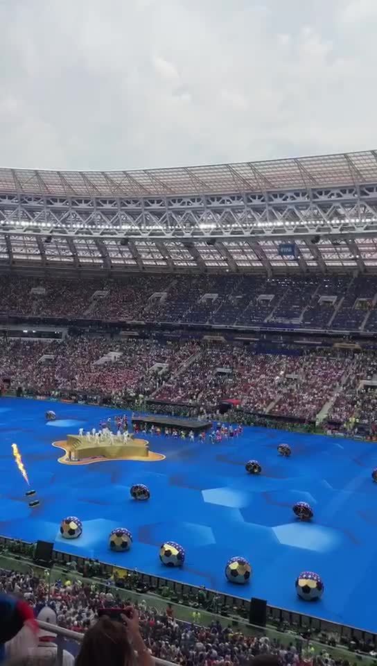 强势围观!实拍俄罗斯世界杯闭幕式,全场球迷抑制不住地热情欢呼