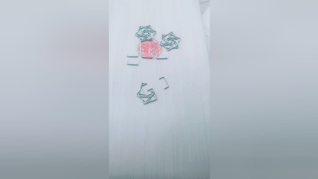 无聊 用订书钉做的 挺好玩的 做的时候一定要用两个钉子的 材料:12个...