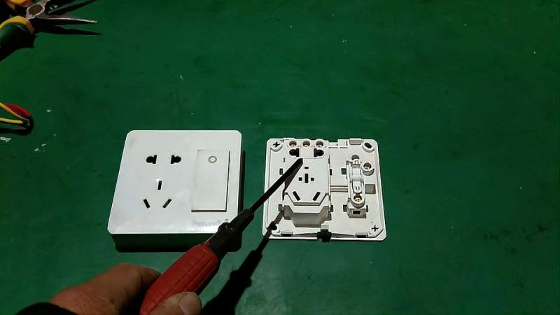 今天教大家墙壁开关一开五孔的是怎么接的看看吧