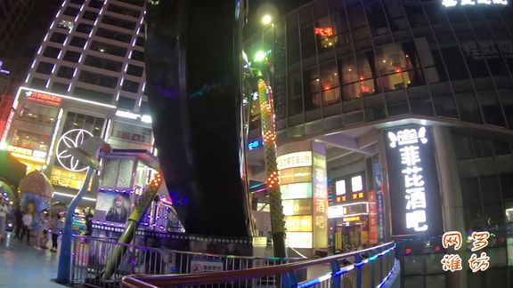 实拍夜晚泰华城游乐场的海盗船动起来了!