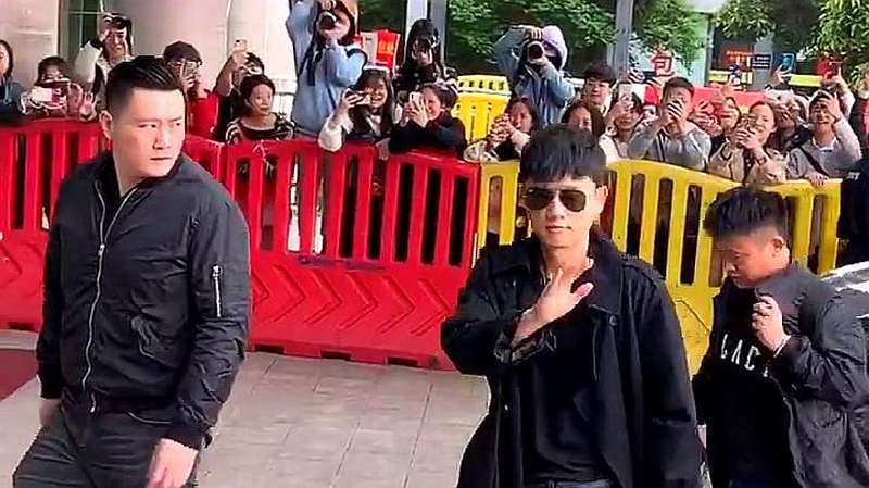偶像男神歌手张杰,下车的一瞬间粉丝尖叫声不断