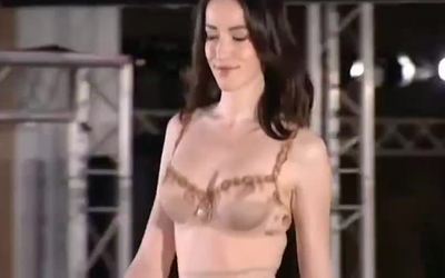 越简单的衣服越能体现出身材,返璞归真的设计
