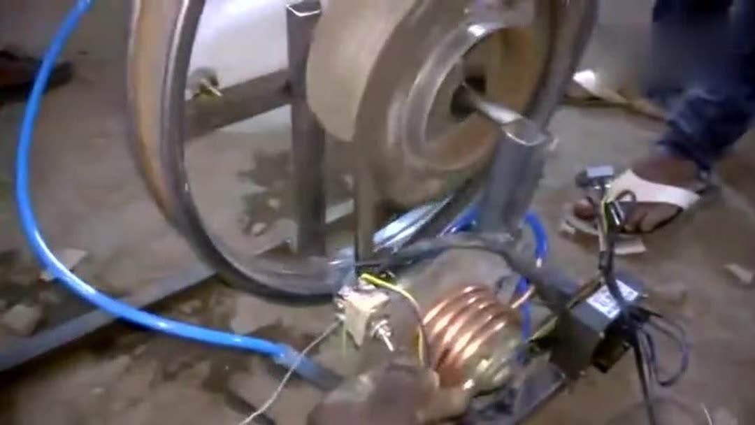 牛人打造的发电机,大家说这是什么原理呢?