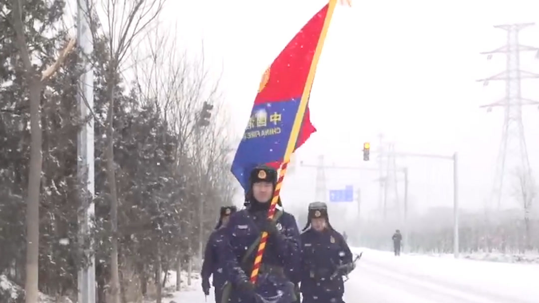 北京一场大雪后 森林消防拉练20公里