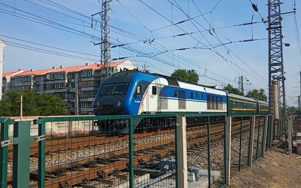 市郊铁路通密线的两趟列车经过顺义站