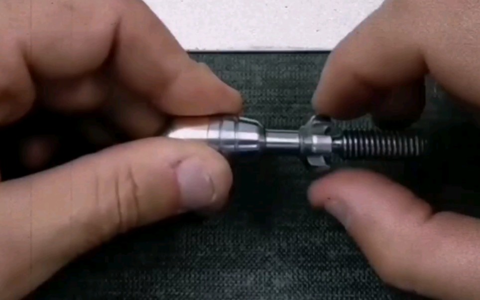 废旧螺母螺栓手工制作迷你导弹模型