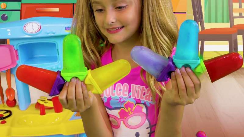 玩具动漫 小女孩厨房里找吃的 爷爷为女孩制作水果雪糕