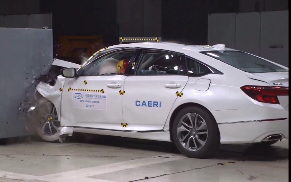 如果把中保研发布东风本田INSPIRE正面25%的碰撞测试的视频快起来...