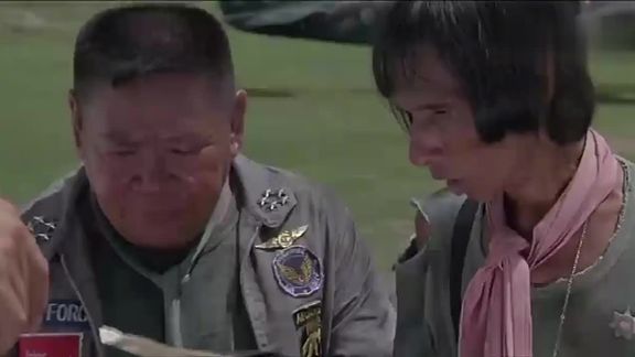 电影:许冠文坐飞机逗死了,没有螺旋桨也能照样飞。