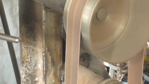 男子将焊机接地线加一块磁铁,看他使用后,才发现作用有多大