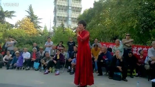 洛阳曲剧名旦孔素红公园为戏迷献唱曲剧《寇准背靴》梁献军曲胡