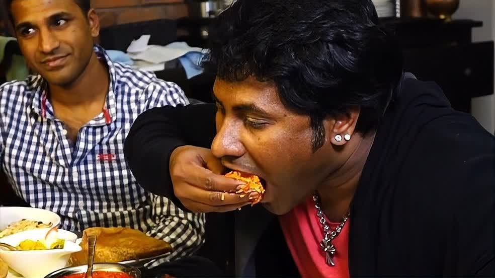 印度游客到中国吃饭,坚决拒绝使用筷子,上菜后瞬间目瞪口呆!