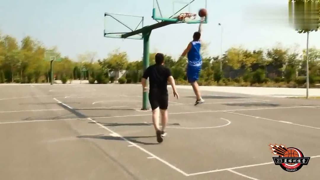 篮球教学篮球场上最简单的过人技巧,简单易学一起来学起来吧