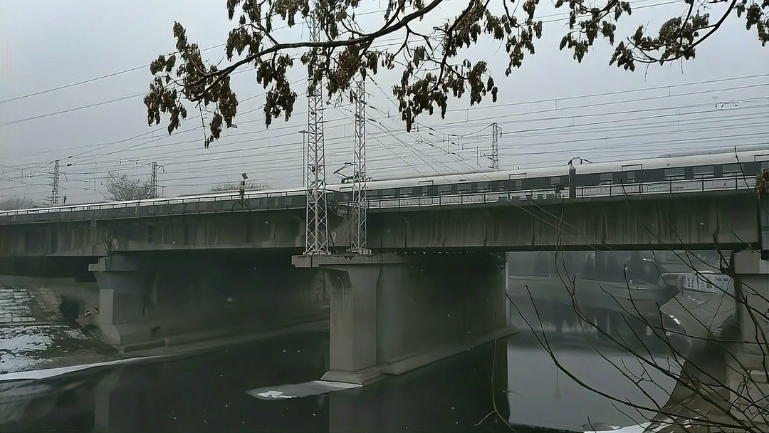 下雪天遇见北京市郊铁路副中心CRH6A型城际动车组