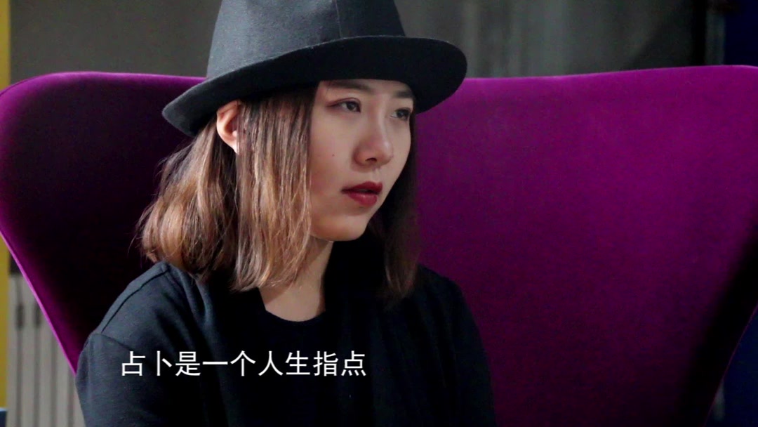 玩塔罗牌的少女