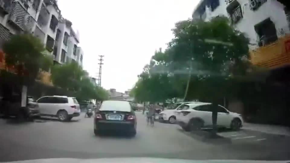 碰瓷高手专挑女司机下手,这个角度行车记录仪都拍不到