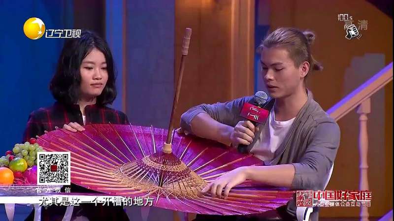 小伙介绍油纸伞,虽然制作过程很艰难,但是从不放弃更要传承