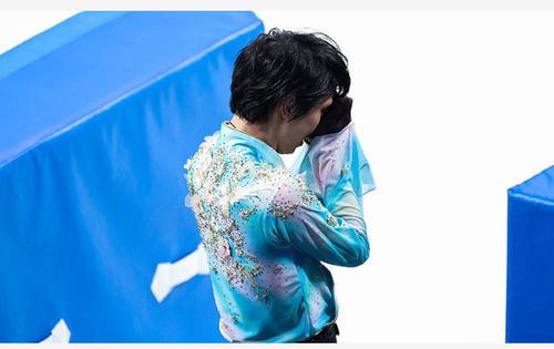 羽生结弦男单自由滑第4,离开赛场抚摸冰面难掩不舍
