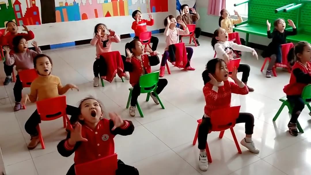 椅子舞《感到幸福你就拍拍手》完结了!请各位叔叔阿姨为我们鼓掌...