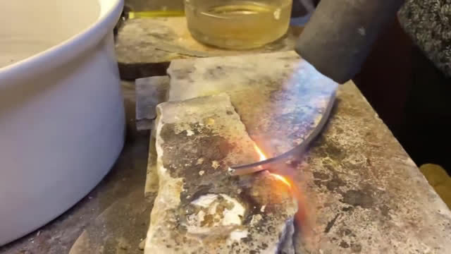 首饰工匠纯手工打造,传统打造编花戒指