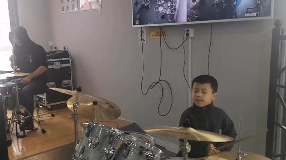 “谢校长,怎么成为优秀的鼓手?”“快准稳,还得有范!”“是这样吗?”...