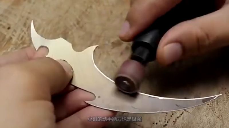 国外牛人用铁片自制“死神镰刀”,威力会有多大?网友:有点厉害