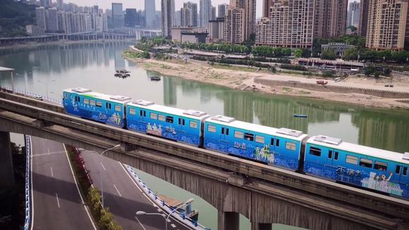 我国第一条单轨跨座式列车,全国独创,今天他来了,就在重庆…