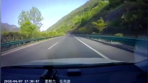 任我游行车记录仪下的高速沿途风景美如画