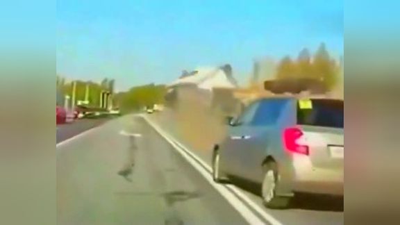 轿车别大货车,导致满载货物的大货车,瞬间翻车!标清