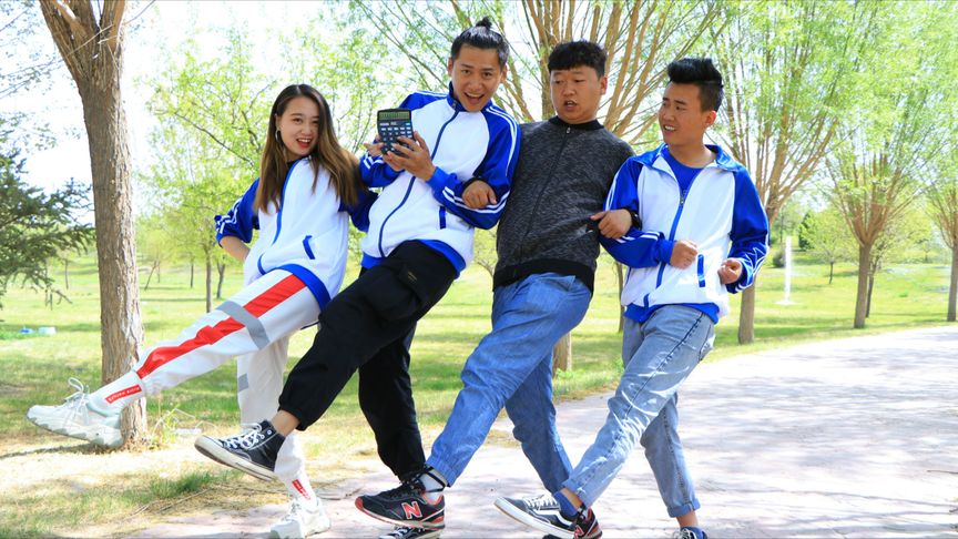 搞笑剧:挑战计算器弹歌,学渣弹“黑人抬棺曲”,赢走奥特曼战服